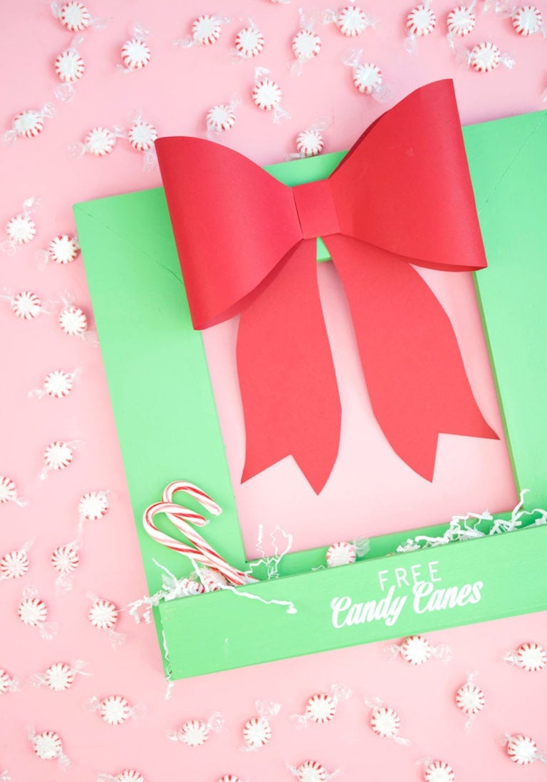 Wood Wreath Candy Holder - Damask Love